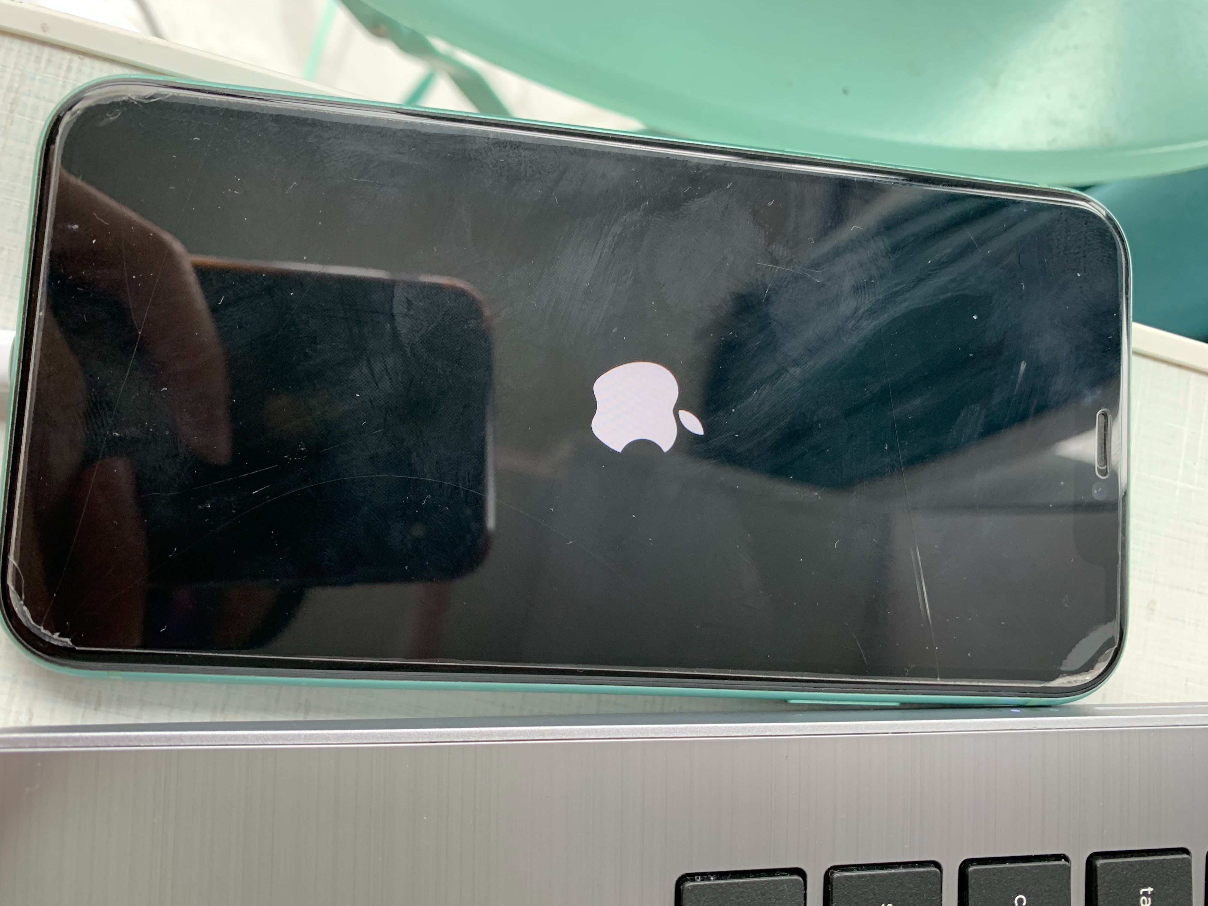 我的iPhone11屏幕只有一个logo，无法… - Apple 社区